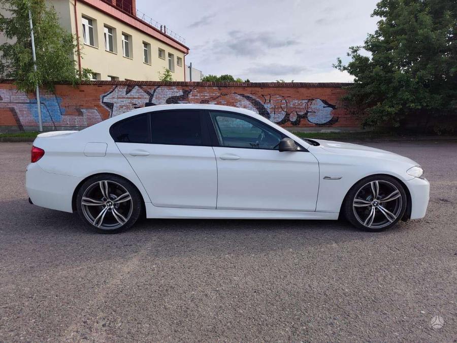 White BMW 528 2011 in Siauliai, with an engine capacity of 3.00 L and mileage of 265 thousand km for 7500 €, photo 8 on AUTOMOTO.COM.LV