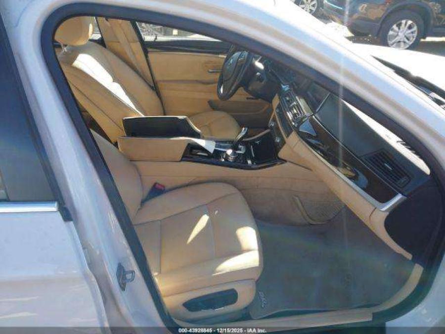 White BMW 528 2014 in Klaipeda, with an engine capacity of 2.00 L and mileage of 212 thousand km for 3500 €, photo 5 on AUTOMOTO.COM.LV