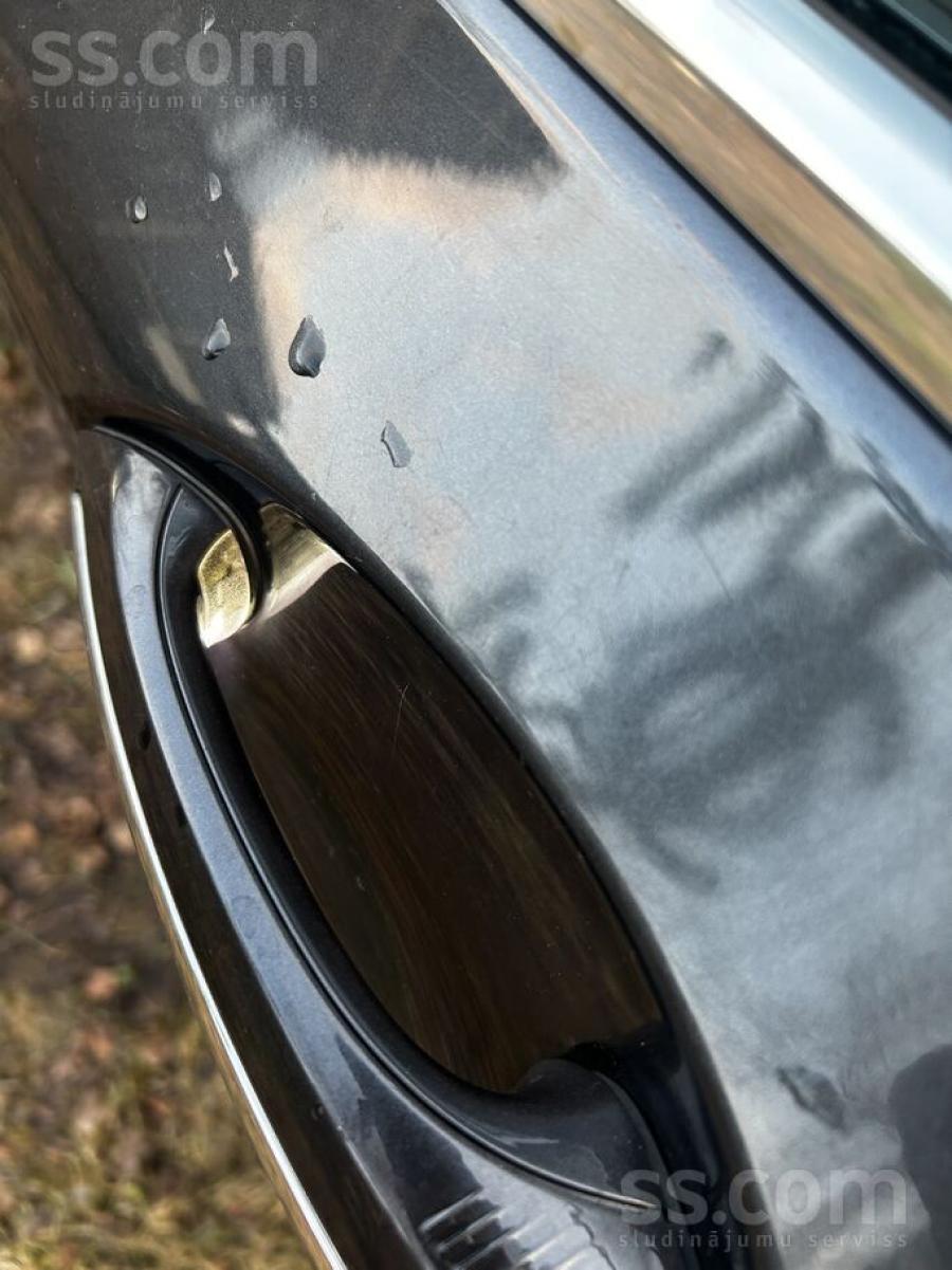 Black BMW 530 2012 in Riga, with an engine capacity of 3.00 L and mileage of 285 thousand km for 9700 €, photo 5 on AUTOMOTO.COM.LV