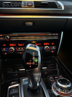 Black BMW 530 2012 in Riga, with an engine capacity of 3.00 L and mileage of 285 thousand km for 9700 €, photo 13 on AUTOMOTO.COM.LV