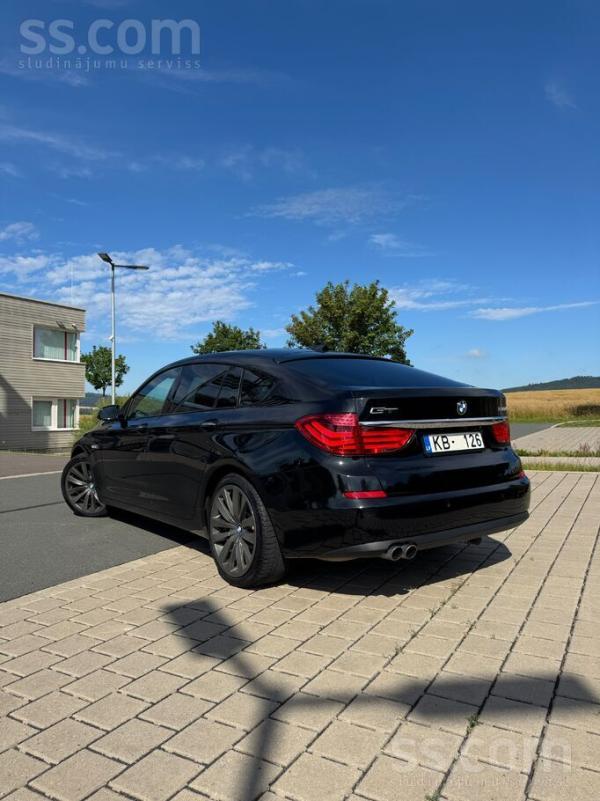 Black BMW 530 2009 in Ventspils, with an engine capacity of 3.00 L and mileage of 288 thousand km for 10950 €, photo 2 on AUTOMOTO.COM.LV
