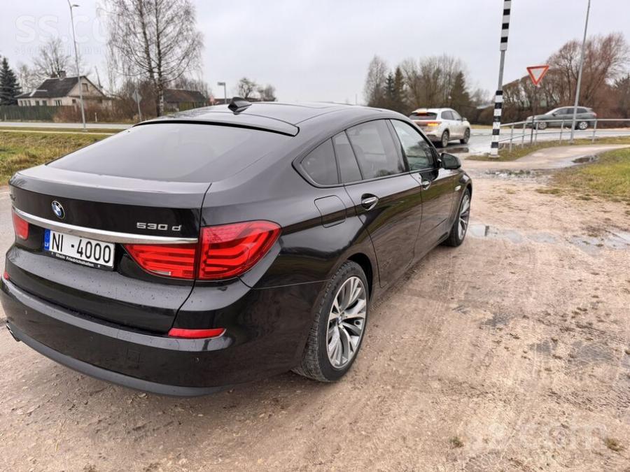 Black BMW 530 2010 in Riga, with an engine capacity of 3.00 L and mileage of 301 thousand km for 10500 €, photo 2 on AUTOMOTO.COM.LV