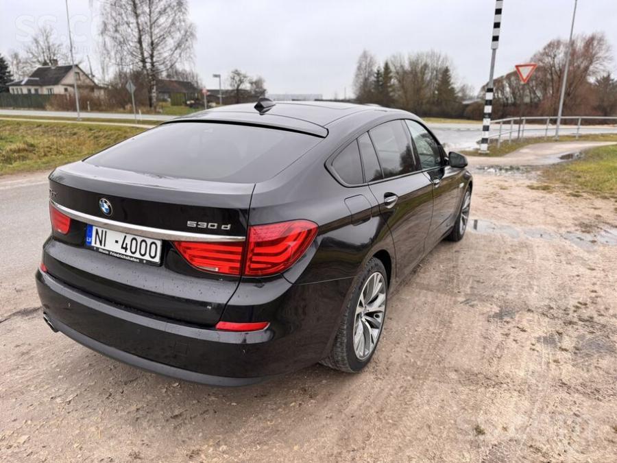 Black BMW 530 2010 in Riga, with an engine capacity of 3.00 L and mileage of 301 thousand km for 10500 €, photo 3 on AUTOMOTO.COM.LV