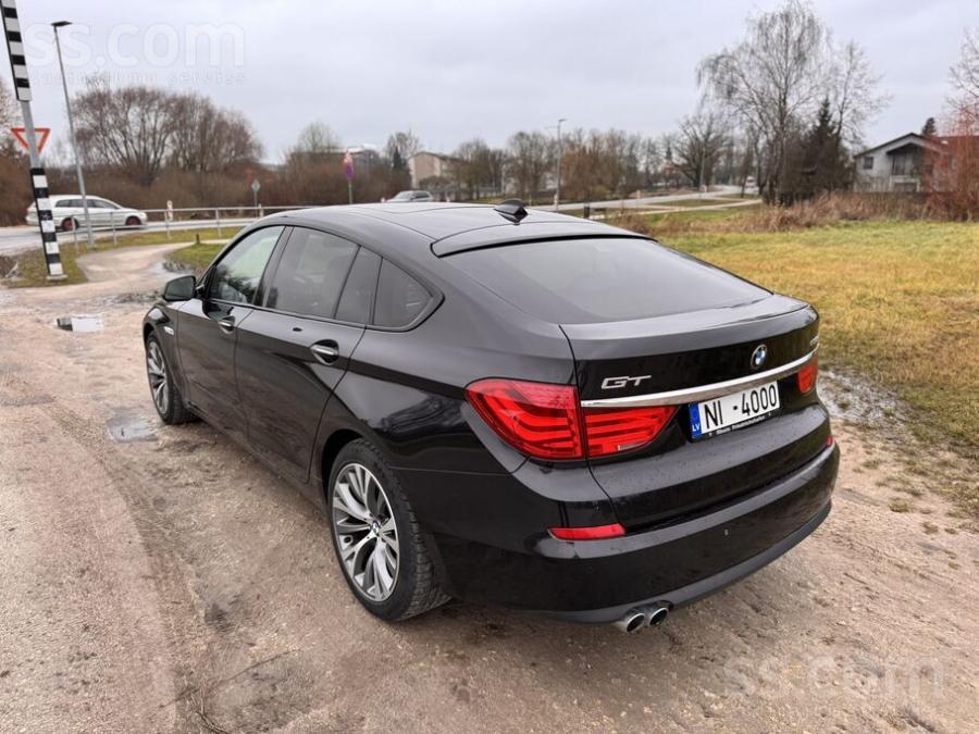Black BMW 530 2010 in Riga, with an engine capacity of 3.00 L and mileage of 301 thousand km for 10500 €, photo 4 on AUTOMOTO.COM.LV