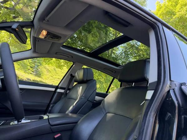 Black BMW 530 2010 in Rezekne, with an engine capacity of 3.00 L and mileage of 267 thousand km for 6990 €, photo 10 on AUTOMOTO.COM.LV