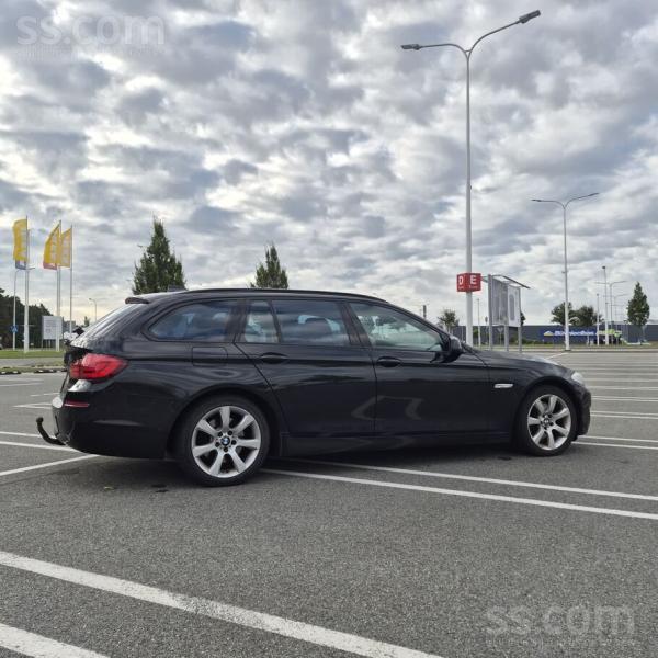 Black BMW 530 2011 in Riga, with an engine capacity of 3.00 L and mileage of 357 thousand km for 8700 €, photo 4 on AUTOMOTO.COM.LV