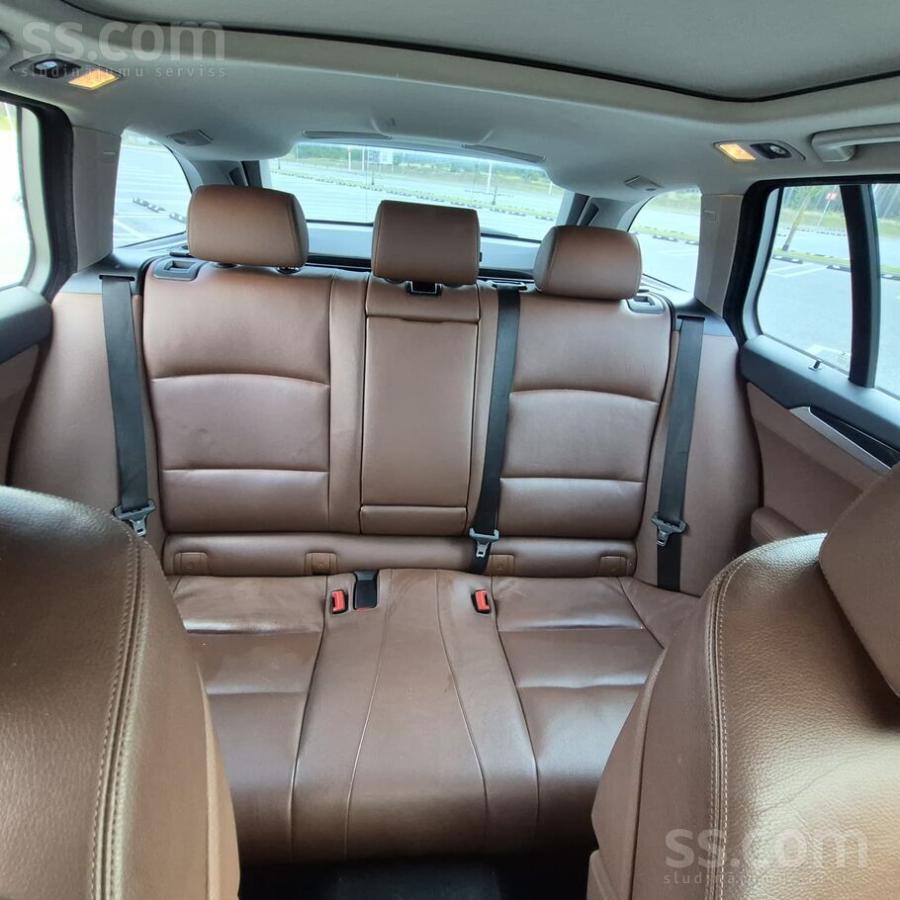 Black BMW 530 2011 in Riga, with an engine capacity of 3.00 L and mileage of 357 thousand km for 8700 €, photo 11 on AUTOMOTO.COM.LV