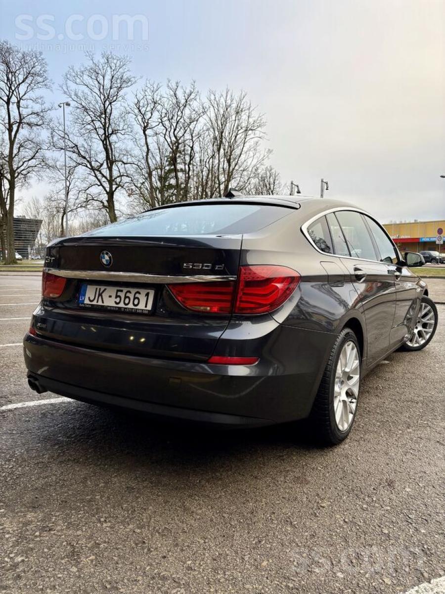 Black BMW 530 2013 in Riga, with an engine capacity of 3.00 L and mileage of 206 thousand km for 11000 €, photo 4 on AUTOMOTO.COM.LV