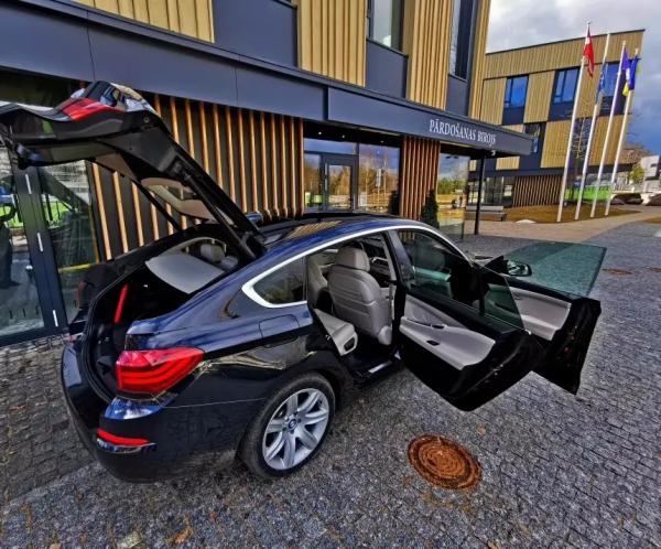 Black BMW 530 2013 in Riga, with an engine capacity of 3.00 L and mileage of 257 thousand km for 18490 €, photo 9 on AUTOMOTO.COM.LV