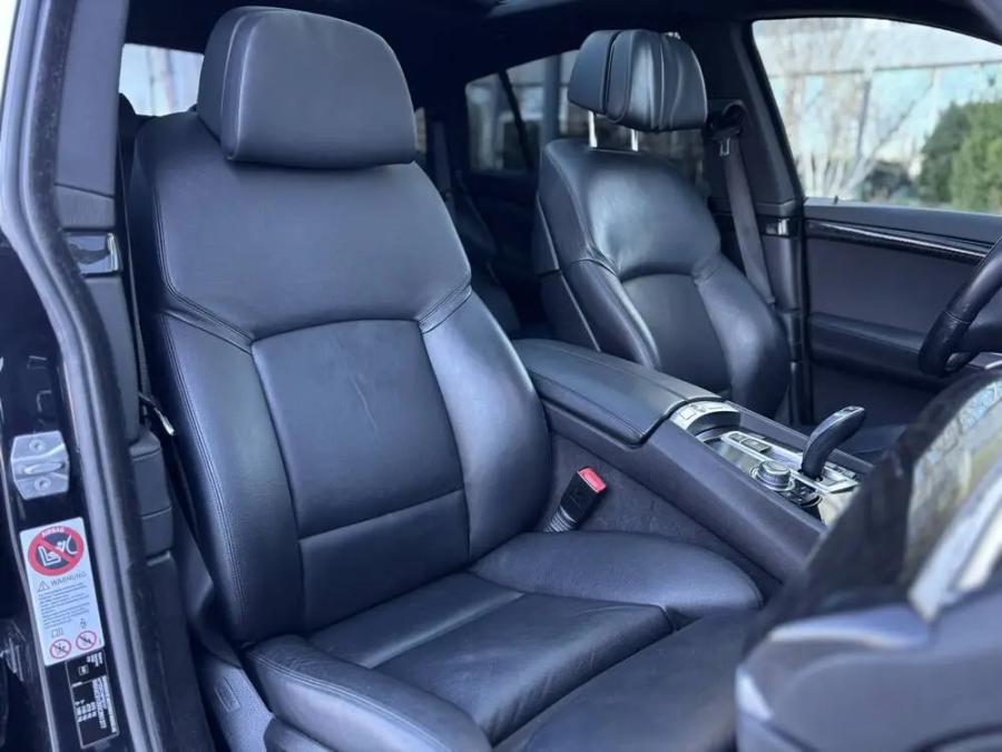 Black BMW 530 2013 in Riga, with an engine capacity of 3.00 L and mileage of 246 thousand km for 13700 €, photo 11 on AUTOMOTO.COM.LV