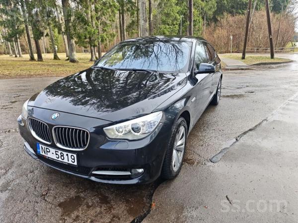 Black BMW 530 2013 in Riga, with an engine capacity of 3.00 L and mileage of 317 thousand km for 10700 €, photo 1 on AUTOMOTO.COM.LV