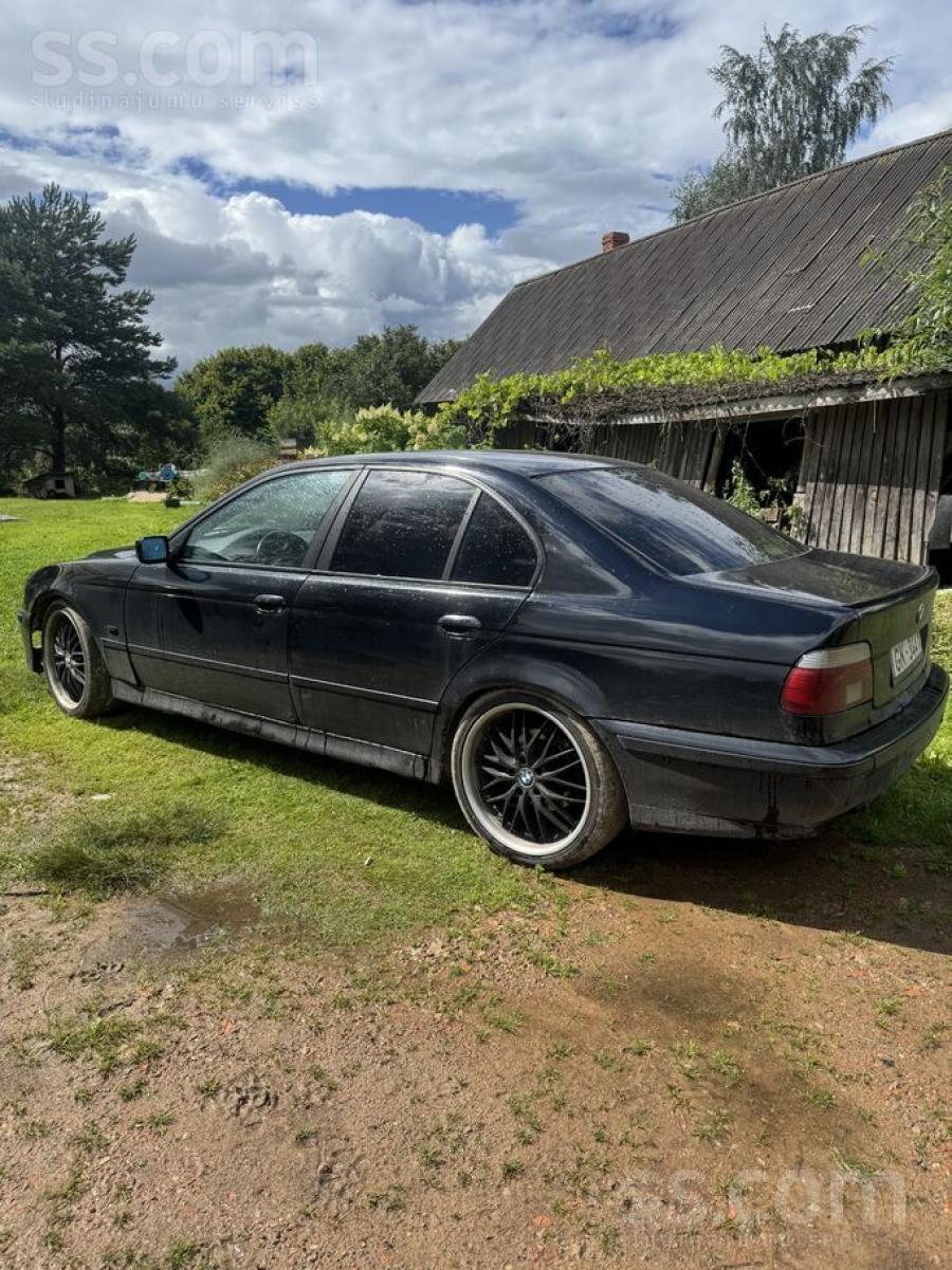 Melns BMW 530 2000 Preiļi, ar dzinēja tilpumu 3.00 L un nobraukumu 513 tūkst. km par 1350 €, foto 3 vietnē AUTOMOTO.COM.LV