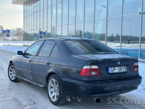 Black BMW 530 2001 in Rezekne, with an engine capacity of 3.00 L and mileage of 419 thousand km for 2100 €, photo 6 on AUTOMOTO.COM.LV