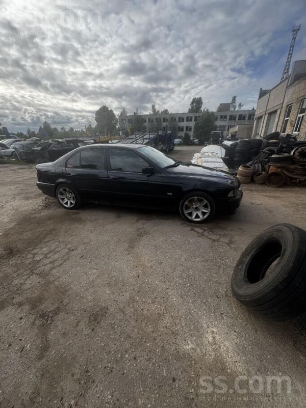 Black BMW 530 2001 in Jekabpils, with an engine capacity of 3.00 L and mileage of 418 thousand km for 1000 €, photo 1 on AUTOMOTO.COM.LV