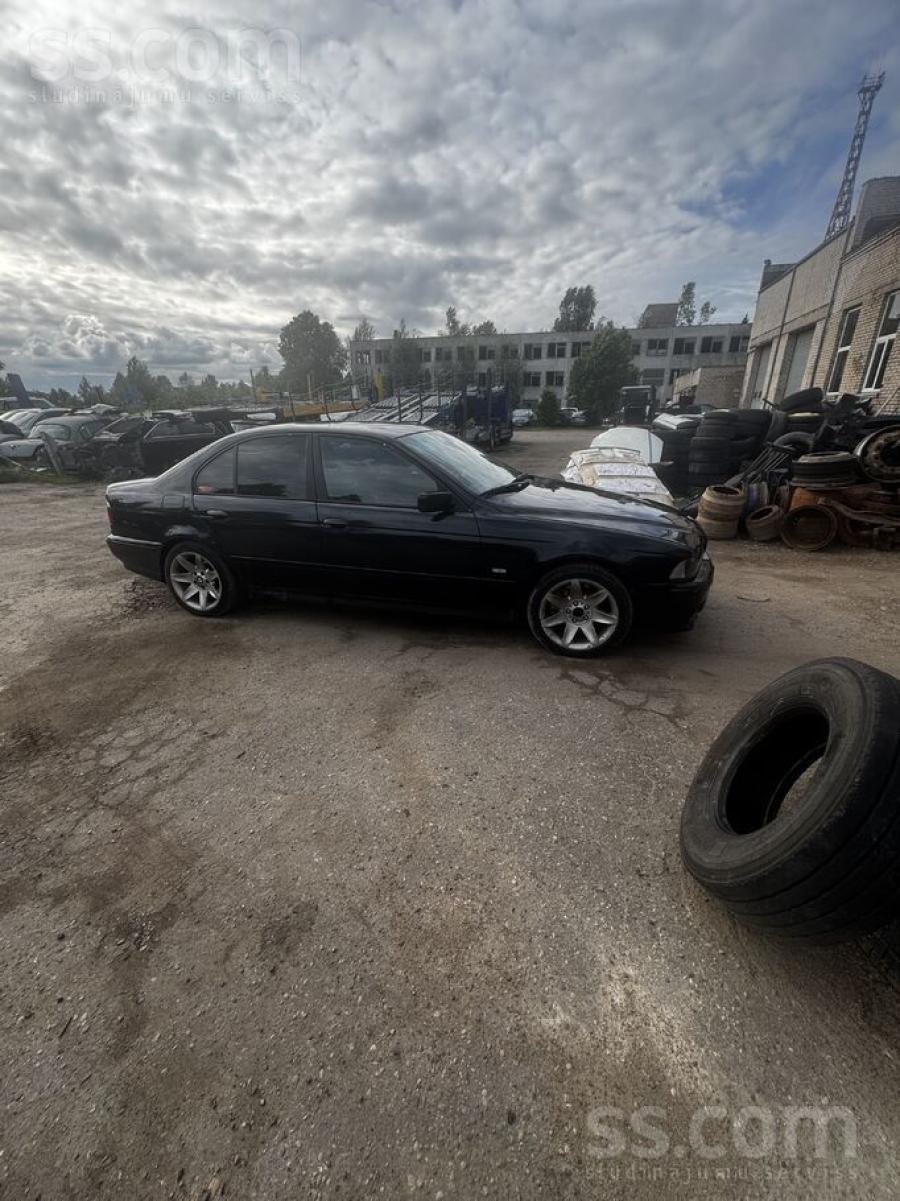 Black BMW 530 2001 in Jekabpils, with an engine capacity of 3.00 L and mileage of 418 thousand km for 1000 €, photo 1 on AUTOMOTO.COM.LV