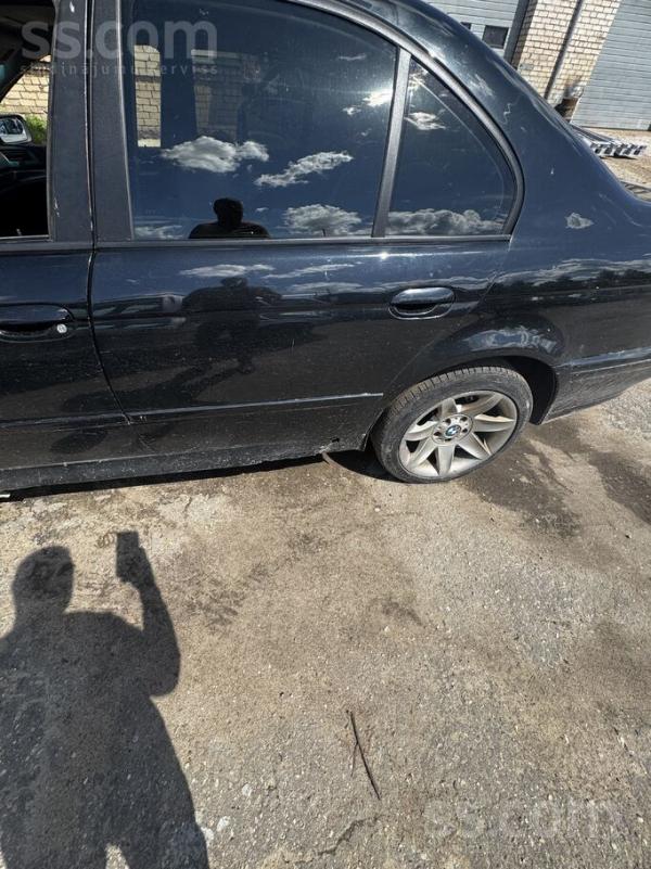 Black BMW 530 2001 in Jekabpils, with an engine capacity of 3.00 L and mileage of 418 thousand km for 1000 €, photo 5 on AUTOMOTO.COM.LV