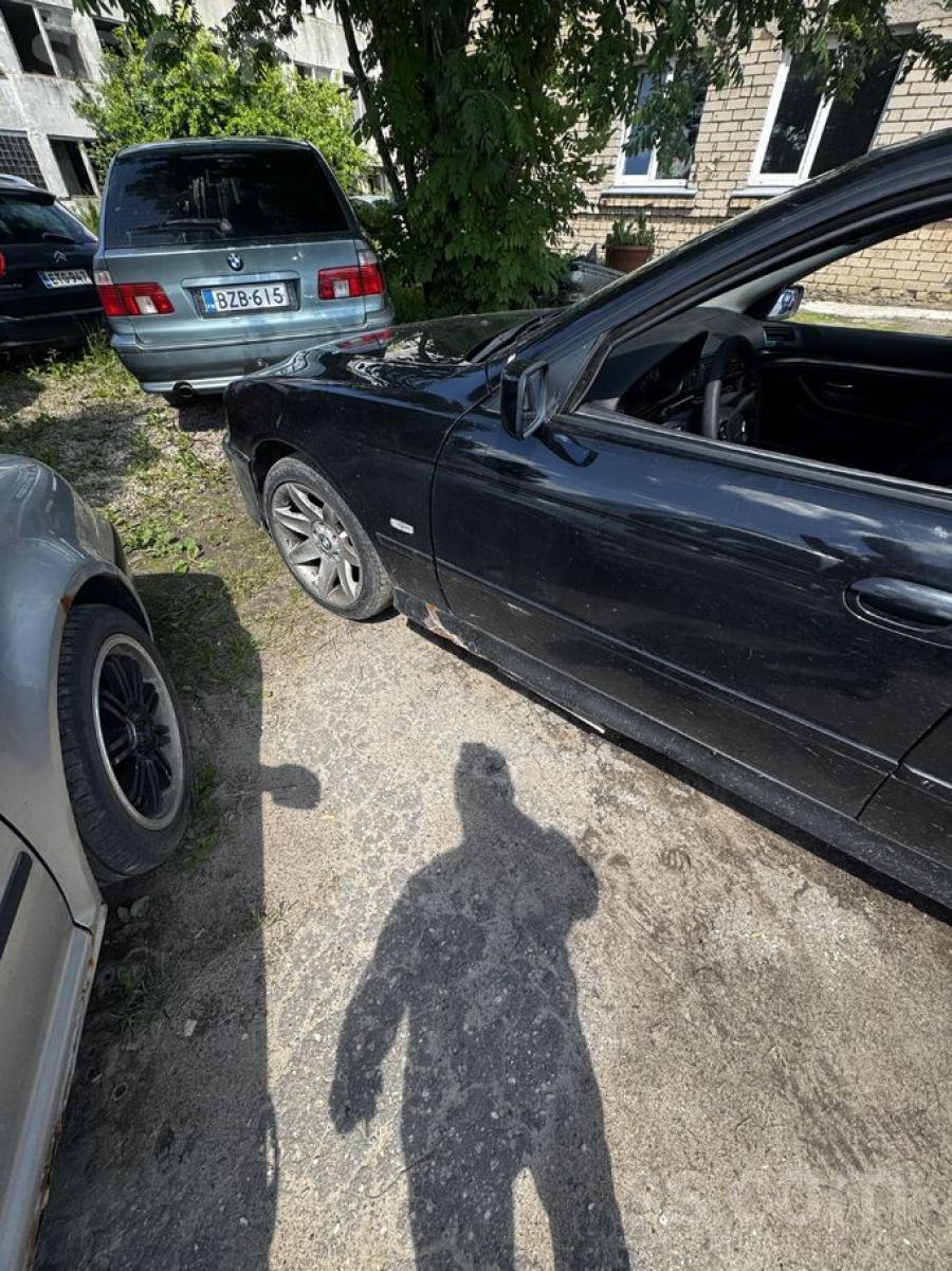 Black BMW 530 2001 in Jekabpils, with an engine capacity of 3.00 L and mileage of 418 thousand km for 1000 €, photo 8 on AUTOMOTO.COM.LV