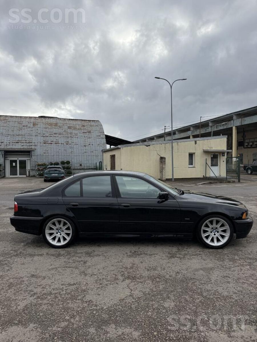 Black BMW 530 2002 in Riga, with an engine capacity of 3.00 L and mileage of 451 thousand km for 5400 €, photo 8 on AUTOMOTO.COM.LV