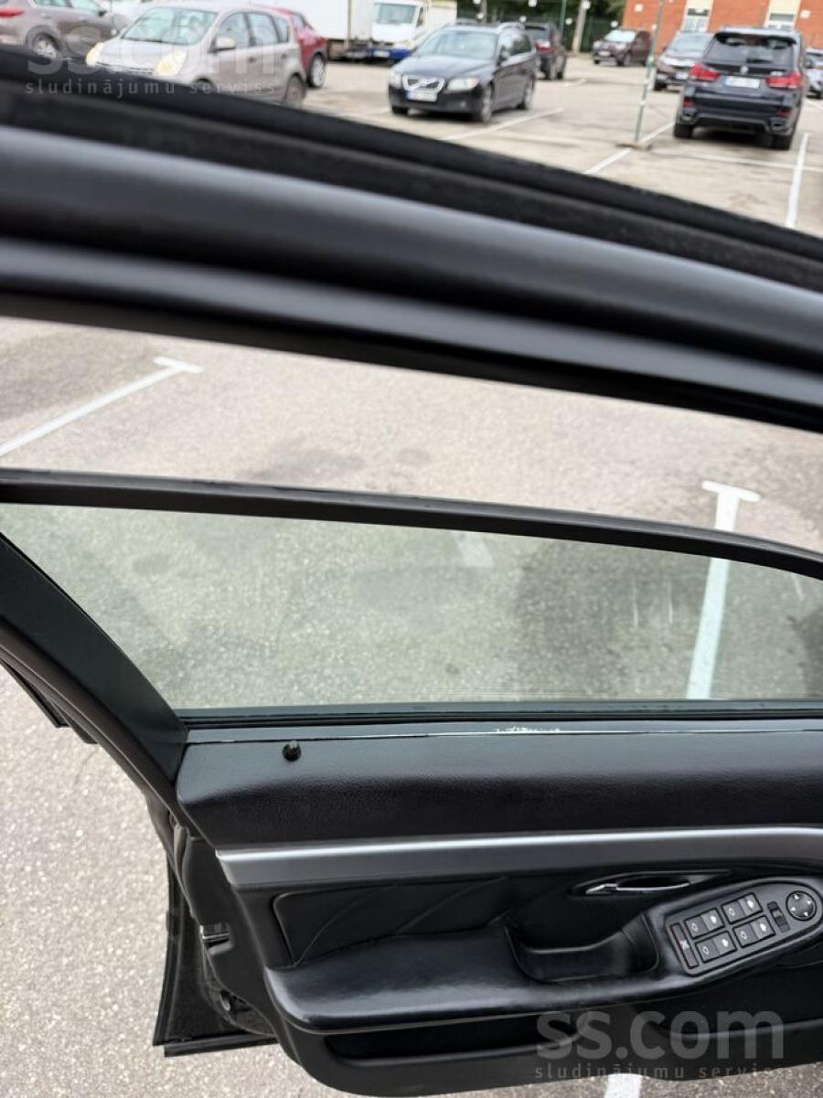 Black BMW 530 2002 in Riga, with an engine capacity of 3.00 L and mileage of 451 thousand km for 5400 €, photo 17 on AUTOMOTO.COM.LV