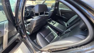 Black BMW 530 2003 in Jurmala, with an engine capacity of 3.00 L and mileage of 294 thousand km for 5500 €, photo 12 on AUTOMOTO.COM.LV