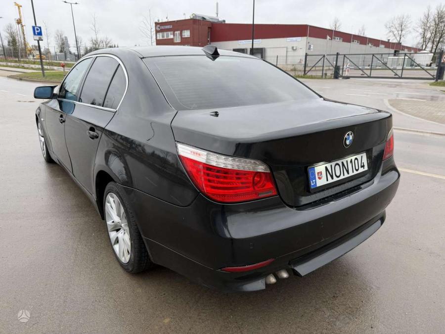 Black BMW 530 2004 in Vilnius, with an engine capacity of 3.00 L and mileage of 402 thousand km for 3100 €, photo 6 on AUTOMOTO.COM.LV
