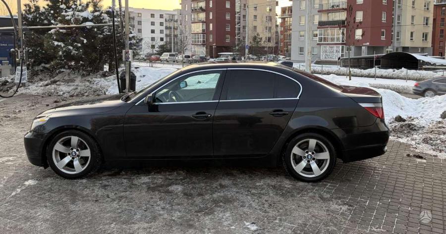 Black BMW 530 2004 in Vilnius, with an engine capacity of 2.99 L and mileage of 350 thousand km for 2900 €, photo 3 on AUTOMOTO.COM.LV