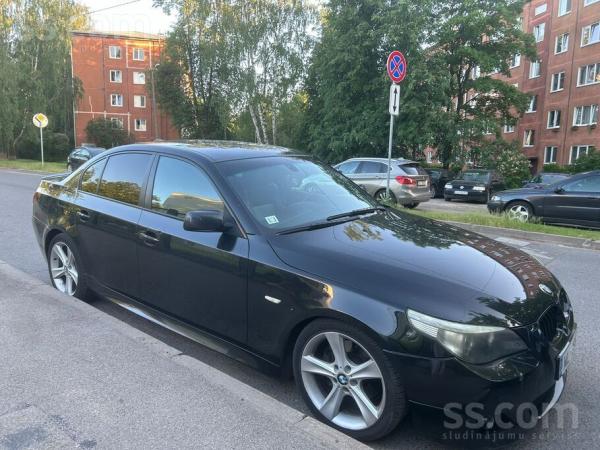 Black BMW 530 2004 in Riga, with an engine capacity of 3.00 L and mileage of 379 thousand km for 4400 €, photo 2 on AUTOMOTO.COM.LV