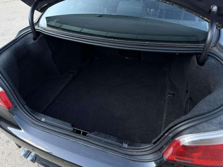 Black BMW 530 2004 in Rokiskis, with an engine capacity of 2.98 L and mileage of 204 thousand km for 3450 €, photo 31 on AUTOMOTO.COM.LV
