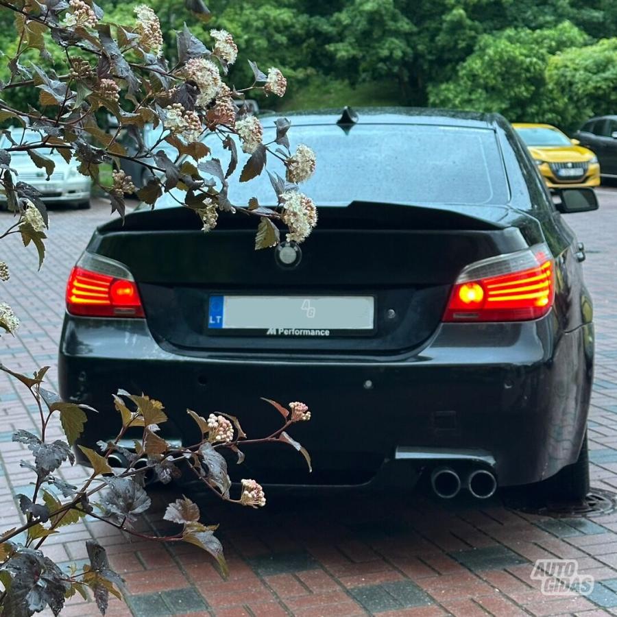 Black BMW 530 2004 in Vilnius, with an engine capacity of 3.00 L and mileage of 390 thousand km for 2699 €, photo 5 on AUTOMOTO.COM.LV