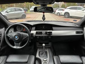 Melns BMW 530 2004 Rīga, ar dzinēja tilpumu 3.00 L un nobraukumu 335 tūkst. km par 3990 €, foto 17 vietnē AUTOMOTO.COM.LV