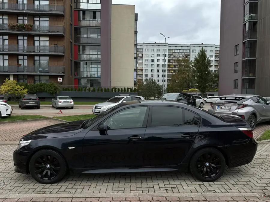 Black BMW 530 2004 in Riga, with an engine capacity of 3.00 L and mileage of 335 thousand km for 3990 €, photo 5 on AUTOMOTO.COM.LV