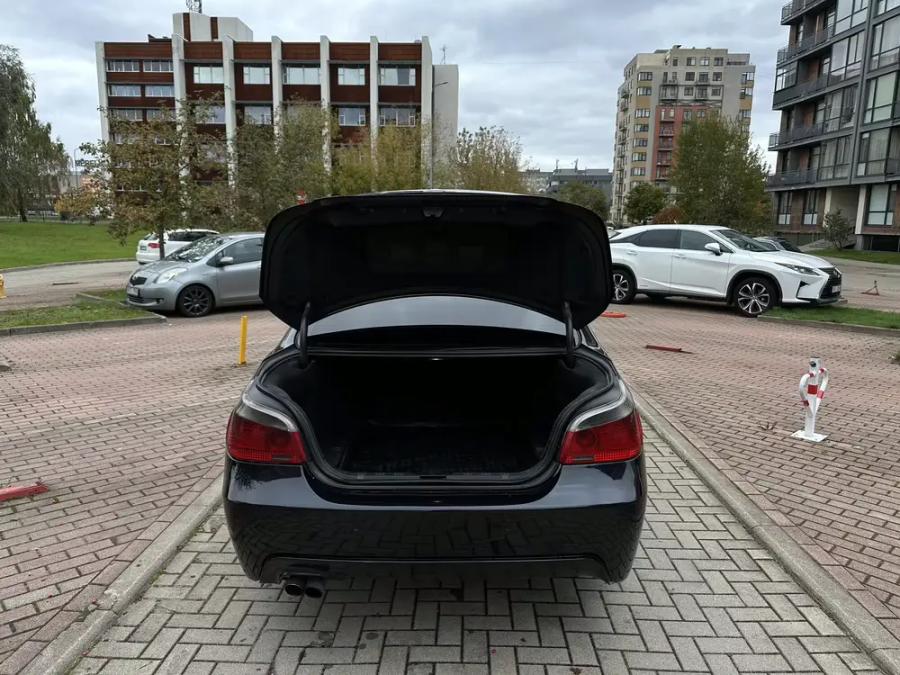 Black BMW 530 2004 in Riga, with an engine capacity of 3.00 L and mileage of 335 thousand km for 3990 €, photo 11 on AUTOMOTO.COM.LV