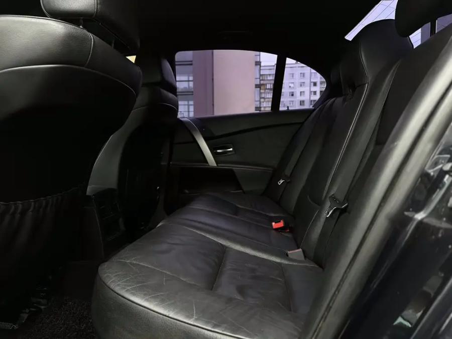 Black BMW 530 2004 in Riga, with an engine capacity of 3.00 L and mileage of 335 thousand km for 3990 €, photo 16 on AUTOMOTO.COM.LV