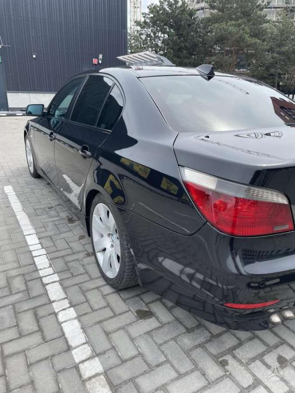 Melns BMW 530 2004 Kauņa, ar dzinēja tilpumu 3.00 L un nobraukumu 289 tūkst. km par 3100 €, foto 3 vietnē AUTOMOTO.COM.LV