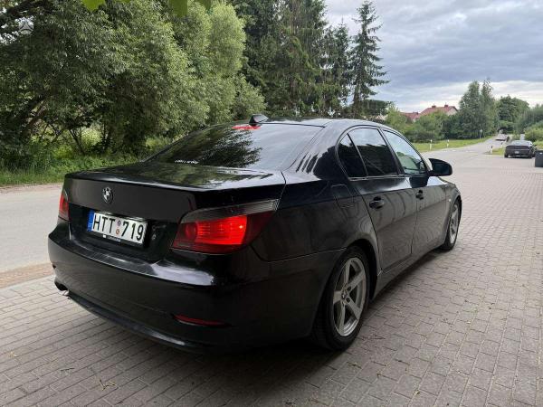 Black BMW 530 2004 in Vilnius, with an engine capacity of 3.00 L and mileage of 402 thousand km for 2200 €, photo 3 on AUTOMOTO.COM.LV