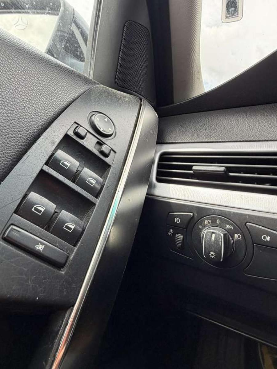 Black BMW 530 2004 in Kaunas, with an engine capacity of 2.99 L and mileage of 300 thousand km for 1999 €, photo 19 on AUTOMOTO.COM.LV