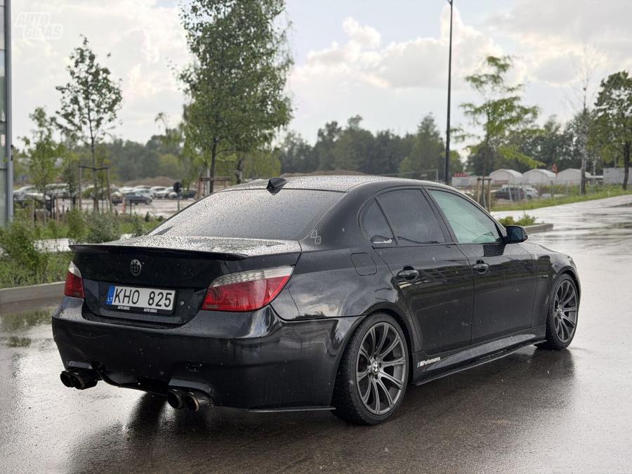Melns BMW 530 2004 Viļņa, ar dzinēja tilpumu 3.00 L un nobraukumu 320 tūkst. km par 5850 €, foto 25 vietnē AUTOMOTO.COM.LV
