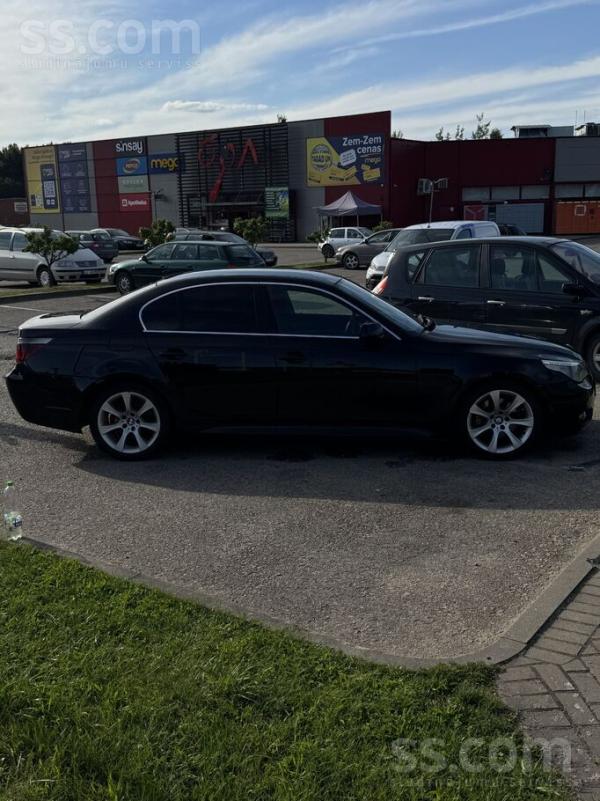 Melns BMW 530 2004 Daugavpils, ar dzinēja tilpumu 3.00 L un nobraukumu 322 tūkst. km par 2590 €, foto 5 vietnē AUTOMOTO.COM.LV