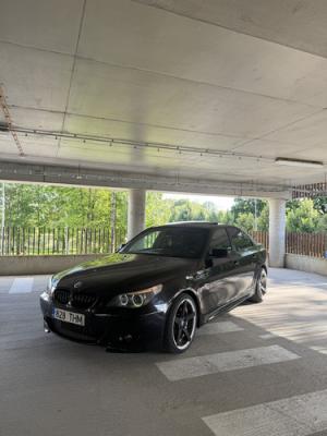 Melns BMW 530 2004 Tartu, ar dzinēja tilpumu 3.00 L un nobraukumu 430 tūkst. km par 6299 €, foto  vietnē AUTOMOTO.COM.LV