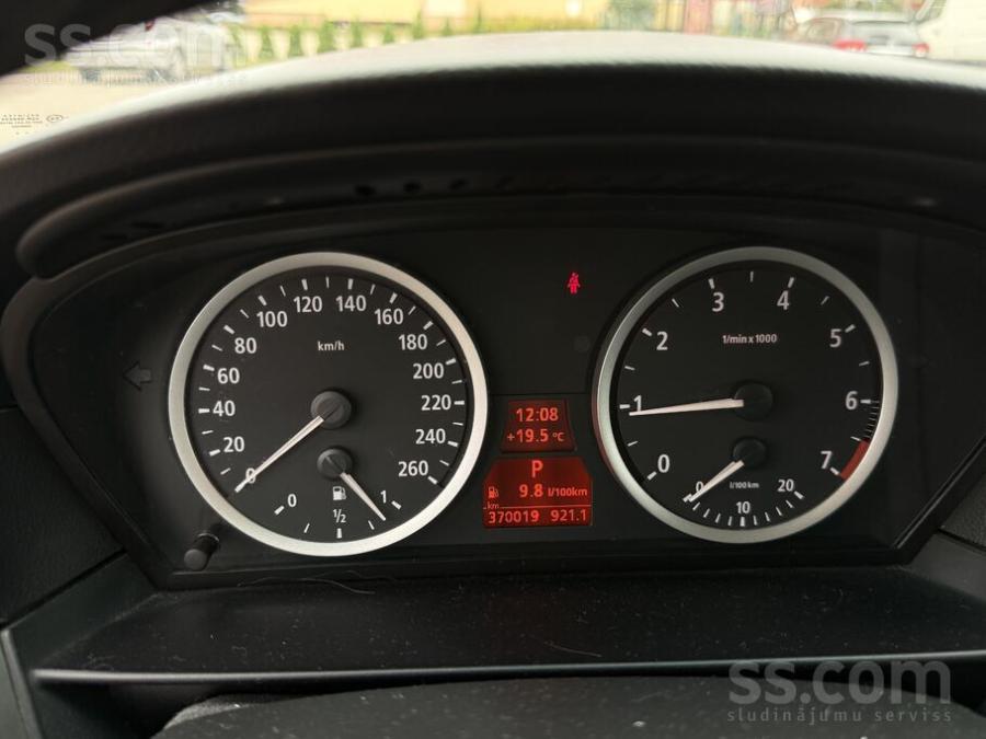 Black BMW 530 2004 in Liepaja, with an engine capacity of 3.00 L and mileage of 370 thousand km for 4200 €, photo 8 on AUTOMOTO.COM.LV