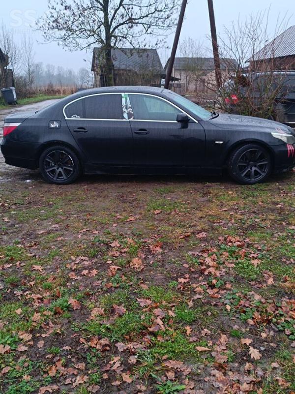 Black BMW 530 2005 in Jelgava, with an engine capacity of 3.00 L and mileage of 462 thousand km for 3500 €, photo 2 on AUTOMOTO.COM.LV