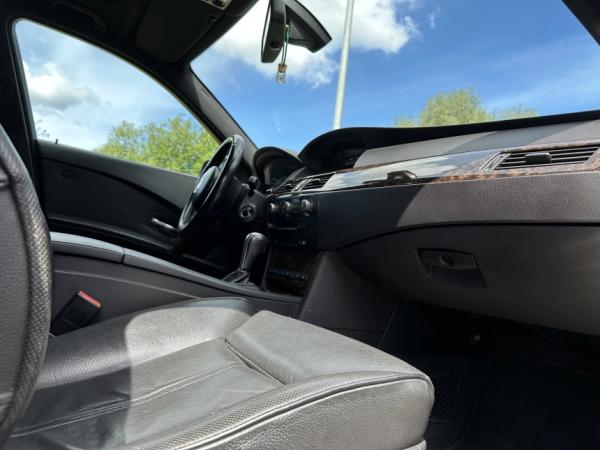 Black BMW 530 2005 in Riga, with an engine capacity of 3.00 L and mileage of 380 thousand km for 4990 €, photo 7 on AUTOMOTO.COM.LV