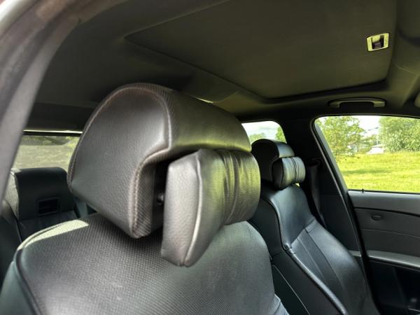 Black BMW 530 2005 in Riga, with an engine capacity of 3.00 L and mileage of 380 thousand km for 4990 €, photo 9 on AUTOMOTO.COM.LV