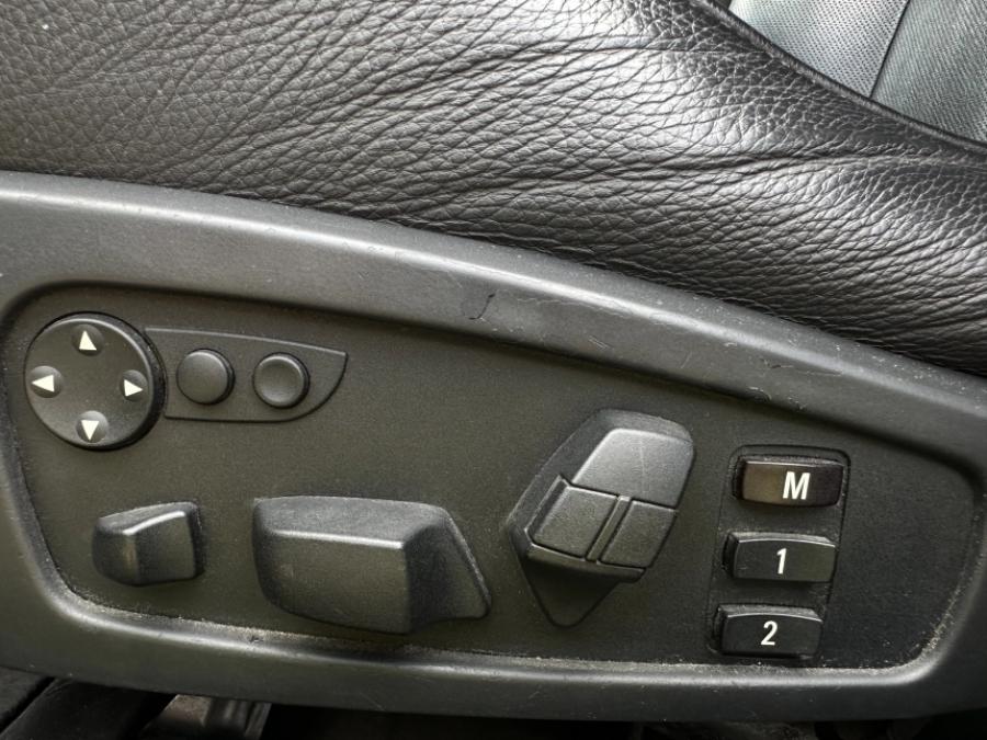 Black BMW 530 2005 in Riga, with an engine capacity of 3.00 L and mileage of 380 thousand km for 4990 €, photo 22 on AUTOMOTO.COM.LV