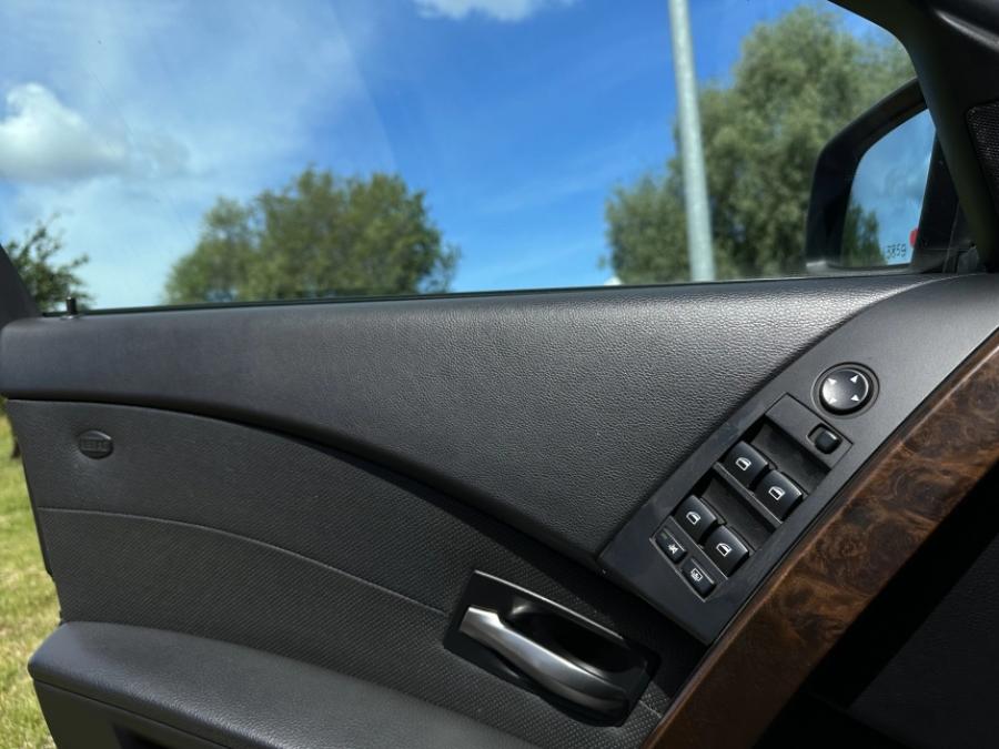 Black BMW 530 2005 in Riga, with an engine capacity of 3.00 L and mileage of 380 thousand km for 4990 €, photo 27 on AUTOMOTO.COM.LV
