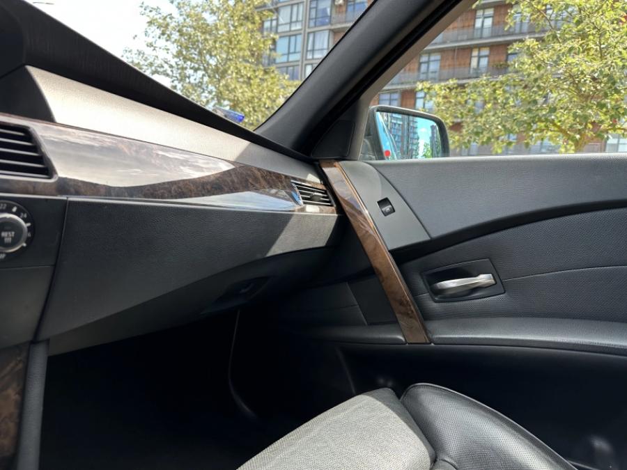 Black BMW 530 2005 in Riga, with an engine capacity of 3.00 L and mileage of 380 thousand km for 4990 €, photo 33 on AUTOMOTO.COM.LV