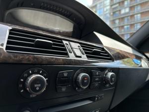 Black BMW 530 2005 in Riga, with an engine capacity of 3.00 L and mileage of 380 thousand km for 4990 €, photo 35 on AUTOMOTO.COM.LV