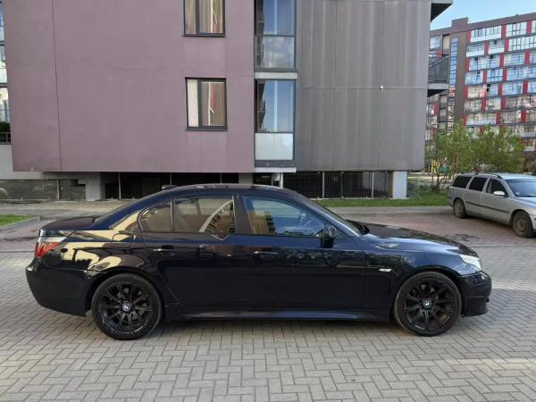 Black BMW 530 2005 in Riga, with an engine capacity of 3.00 L and mileage of 359 thousand km for 4490 €, photo 4 on AUTOMOTO.COM.LV