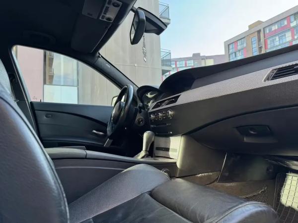 Black BMW 530 2005 in Riga, with an engine capacity of 3.00 L and mileage of 359 thousand km for 4490 €, photo 5 on AUTOMOTO.COM.LV