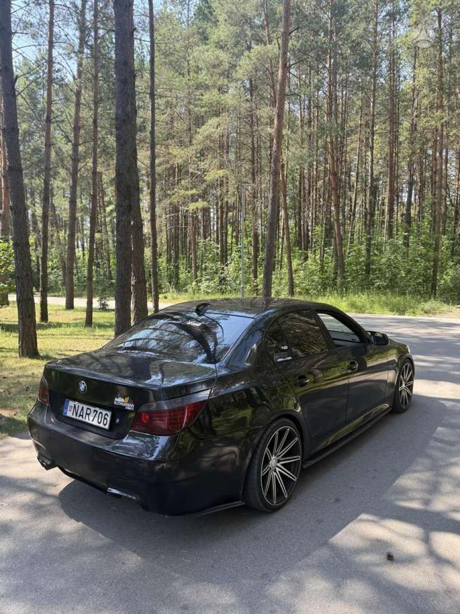 Black BMW 530 2005 in Vilnius, with an engine capacity of 0.00 L and mileage of 550 thousand km for 3750 €, photo 4 on AUTOMOTO.COM.LV